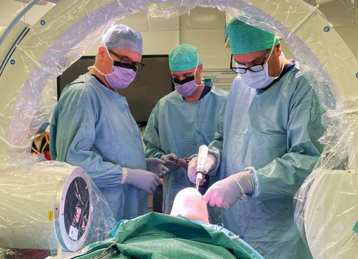 Leading Knee Surgeon & Orthopaedic Expert: Professor Adrian Wilson